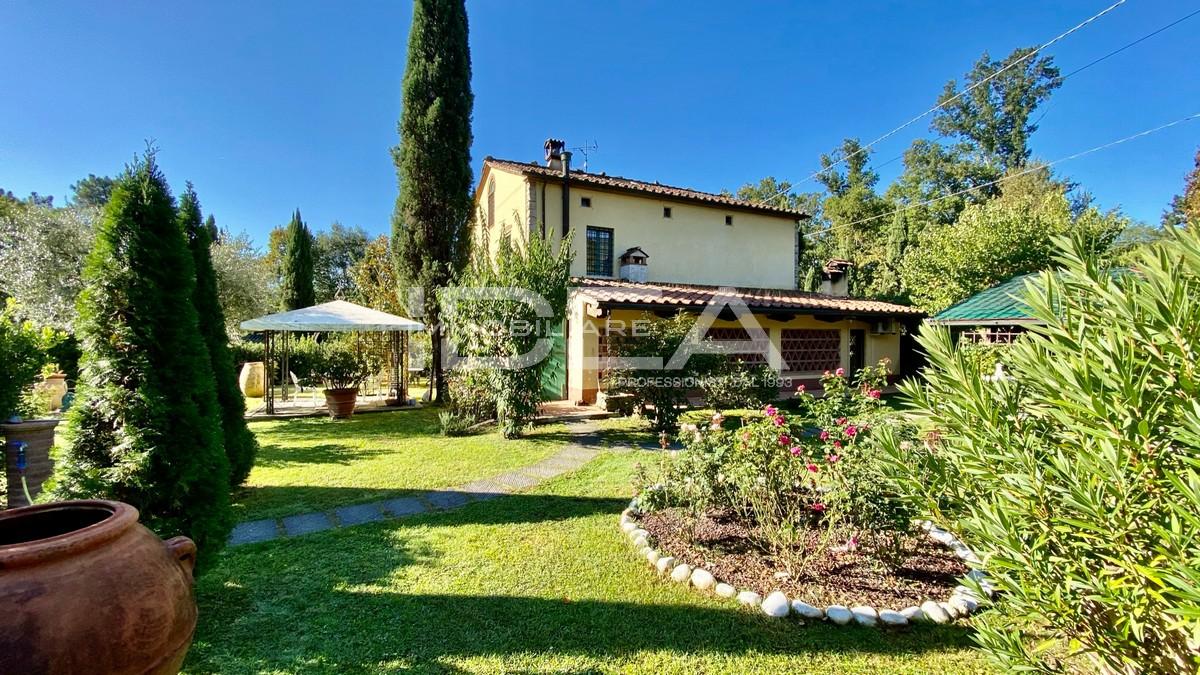 Terreno con rustico in vendita a Camaiore