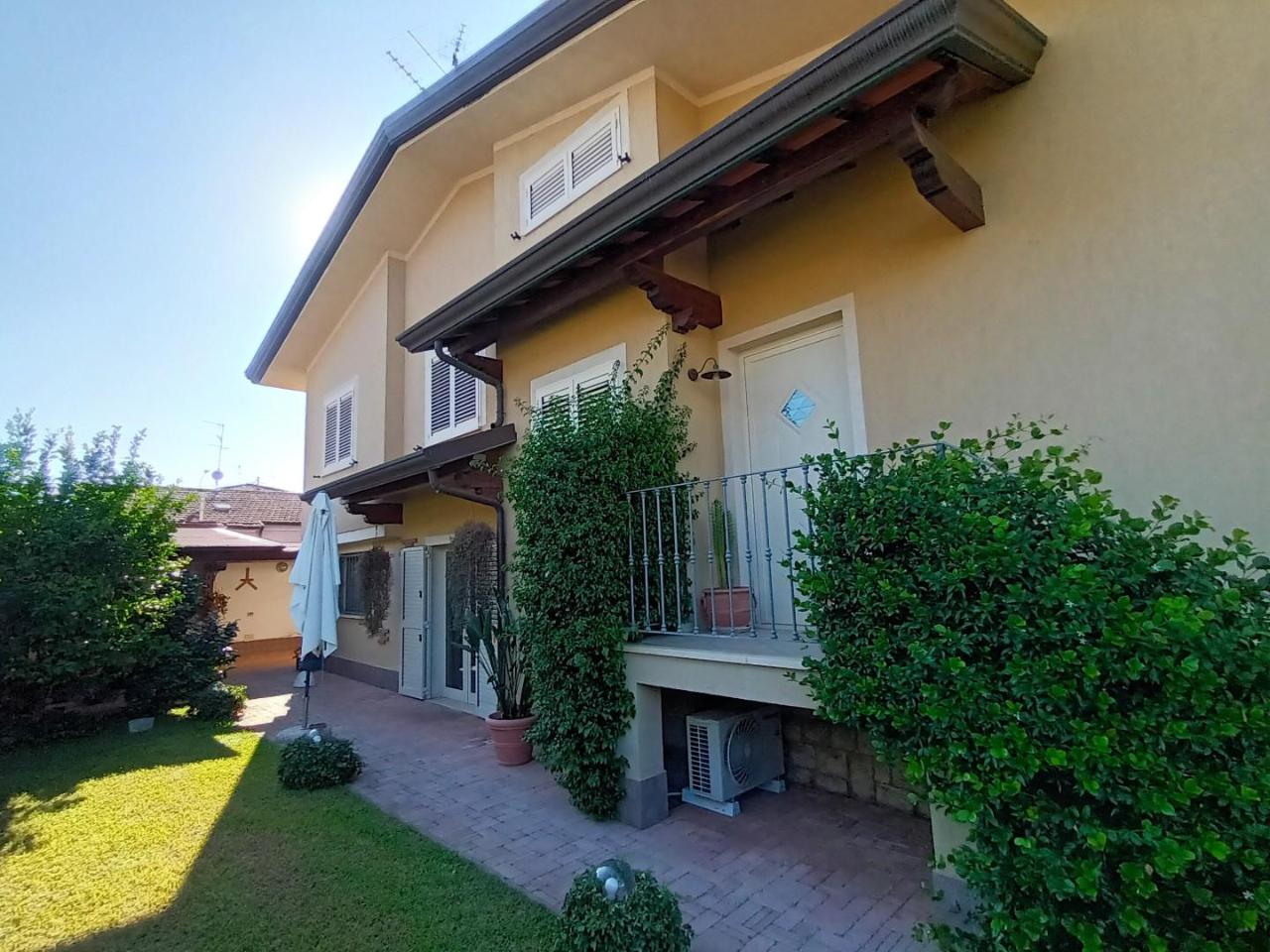 Villa bifamiliare in vendita a Camaiore