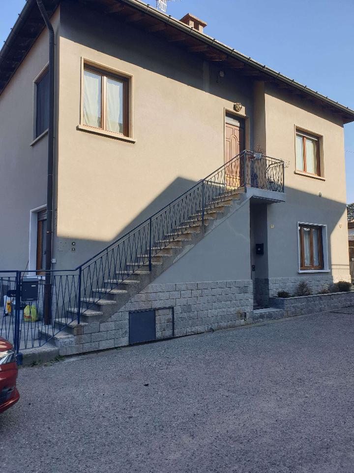 Villa trifamiliare in vendita a Gazzada Schianno