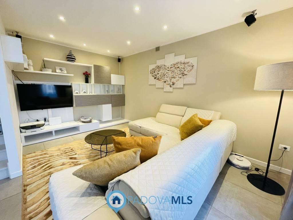 Villa bifamiliare in Via F. De Andrè, Rovolon