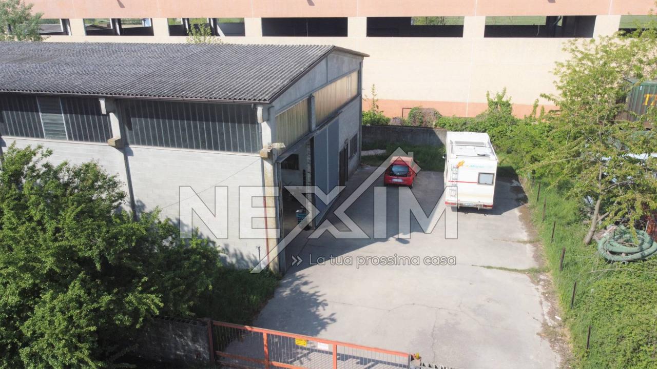 Capannone in vendita a Bornasco