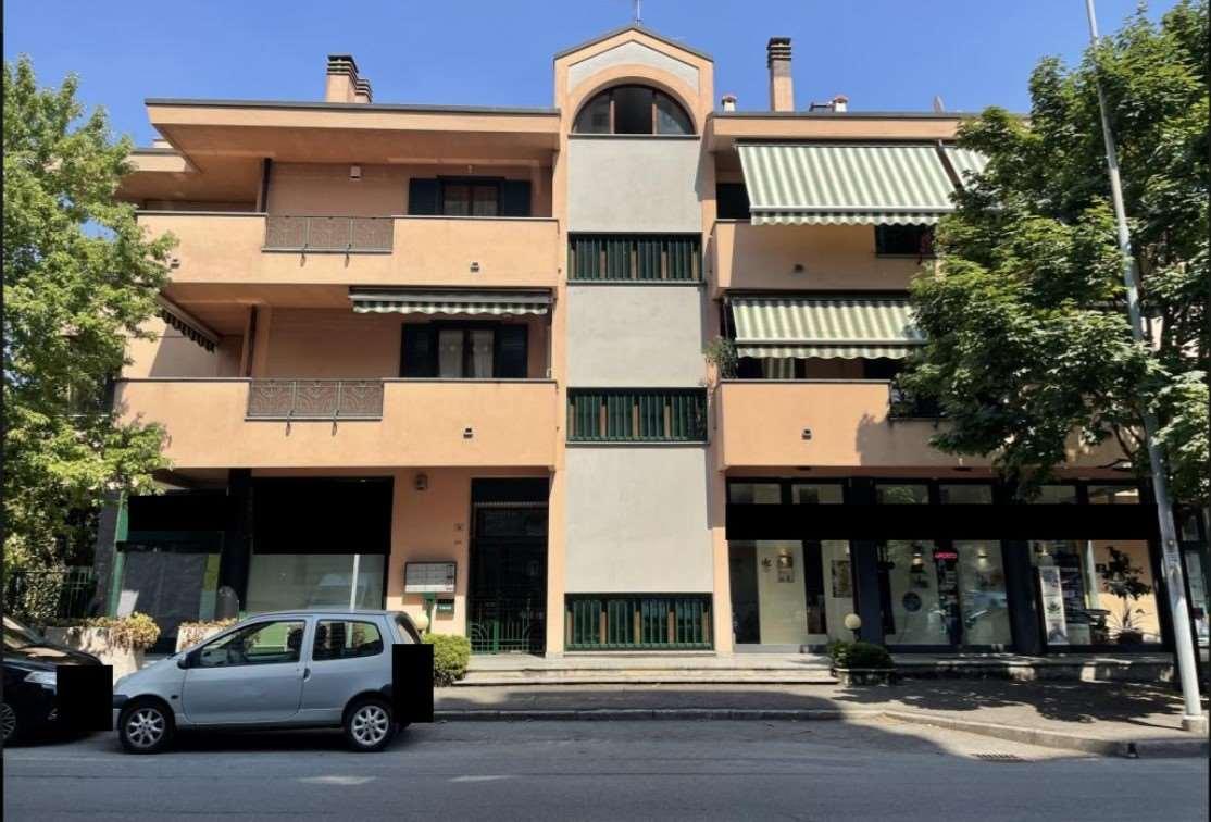 Negozio in vendita a Desio