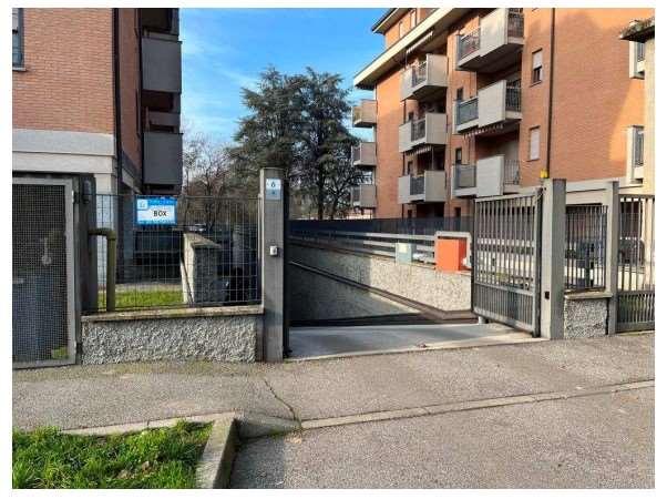 Locale commerciale in vendita a Locate Di Triulzi