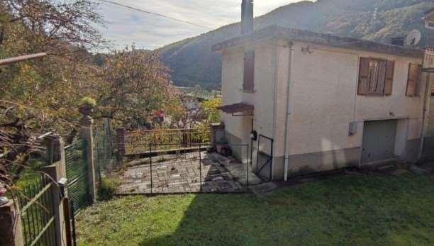 Casa indipendente in vendita a Isola Del Cantone