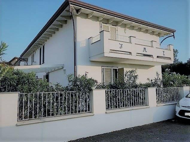 Villa bifamiliare in vendita a Montignoso