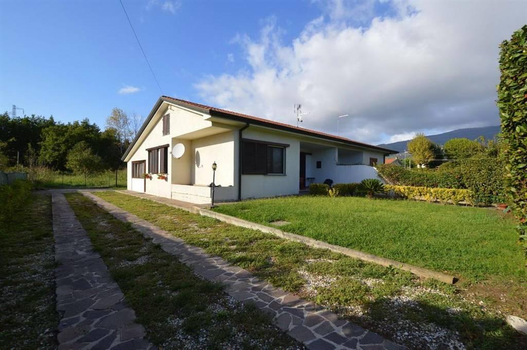 Villa bifamiliare in vendita a Massa