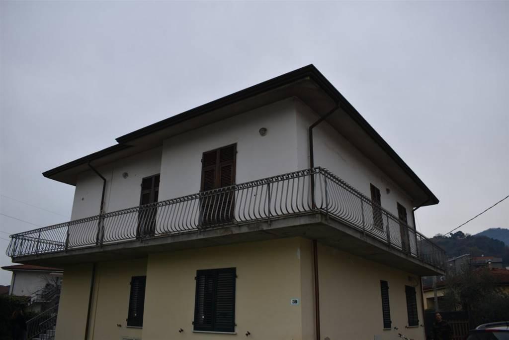 Villa bifamiliare in vendita a Massa