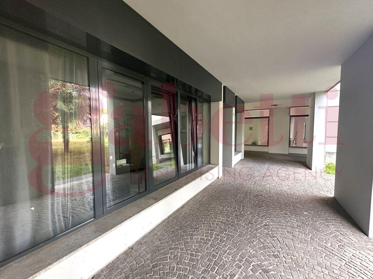 Negozio in vendita a Albano Sant'Alessandro