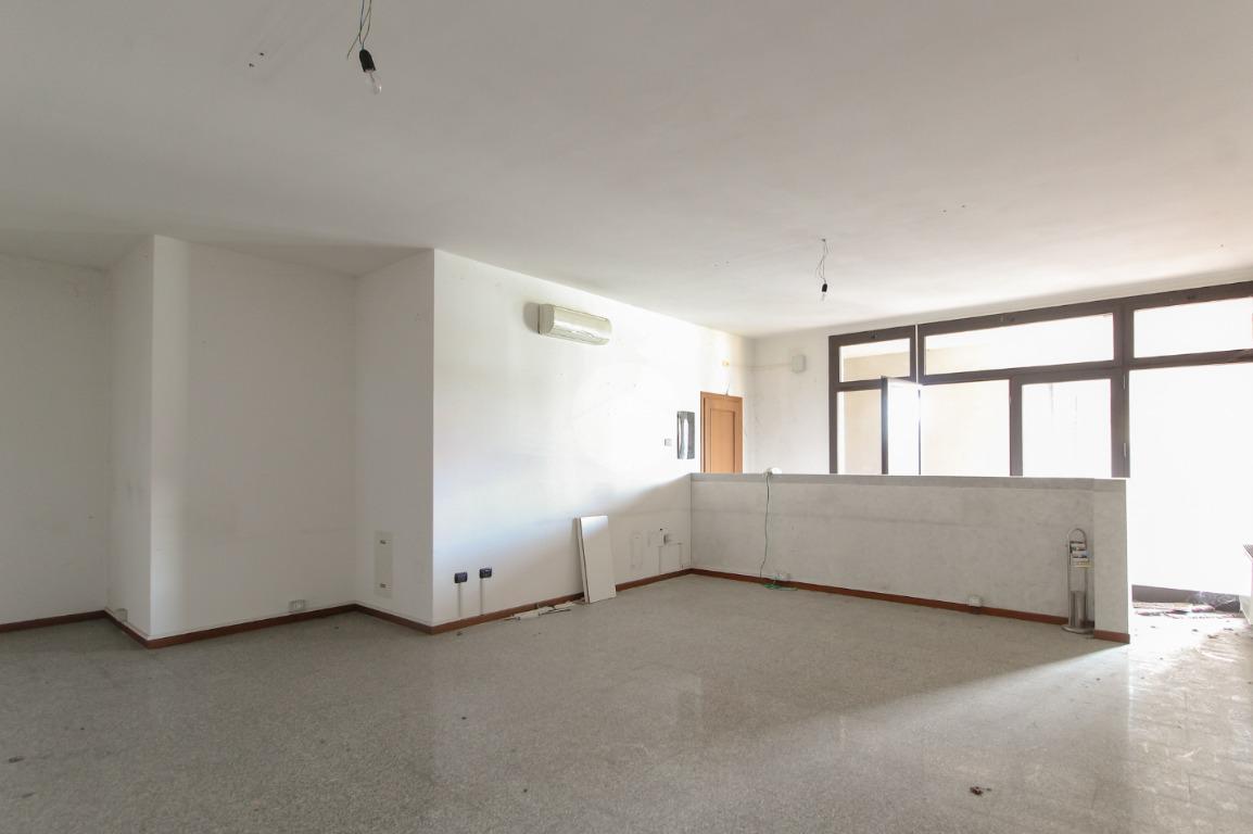 Negozio in affitto a Maclodio