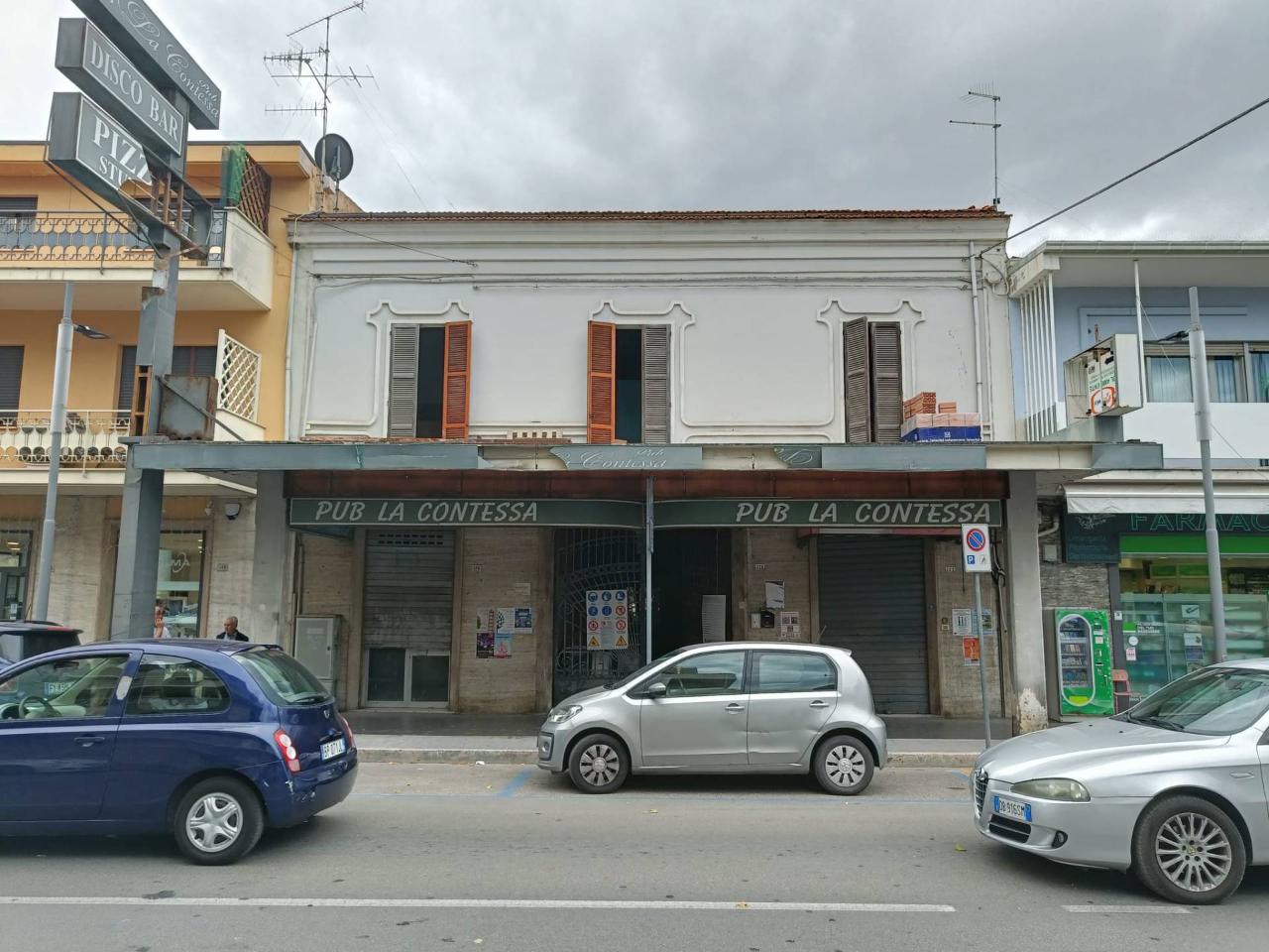 Esercizio commerciale in affitto a Roseto Degli Abruzzi