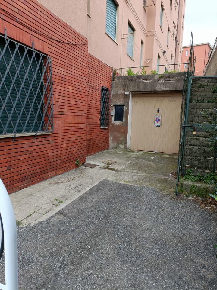 Parcheggio chiuso in vendita a Genova