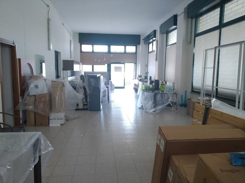 Palazzina commerciale in affitto a Jesi