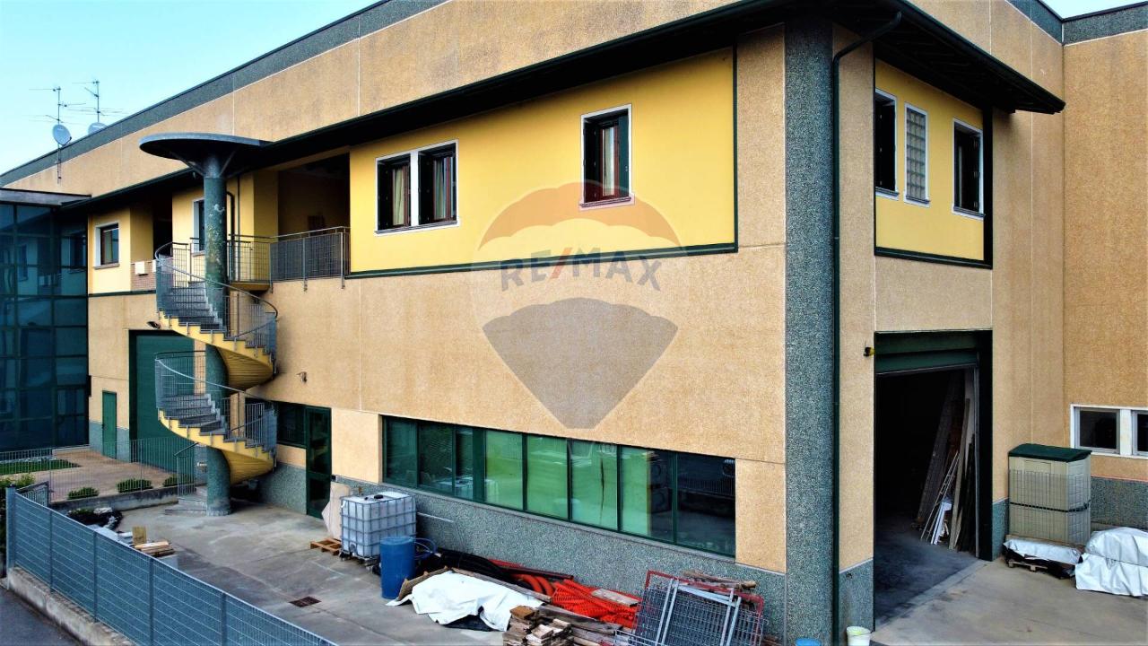 Capannone in vendita a Urago D'Oglio