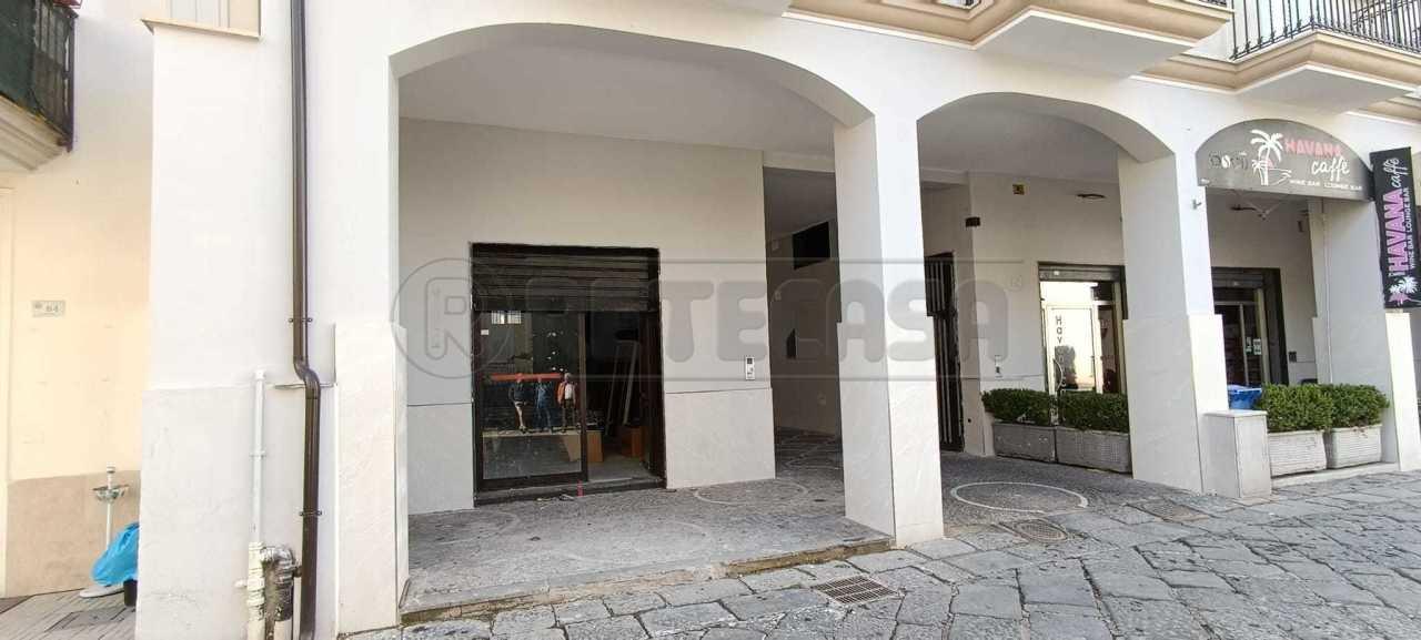 Palazzina commerciale in affitto a Marcianise