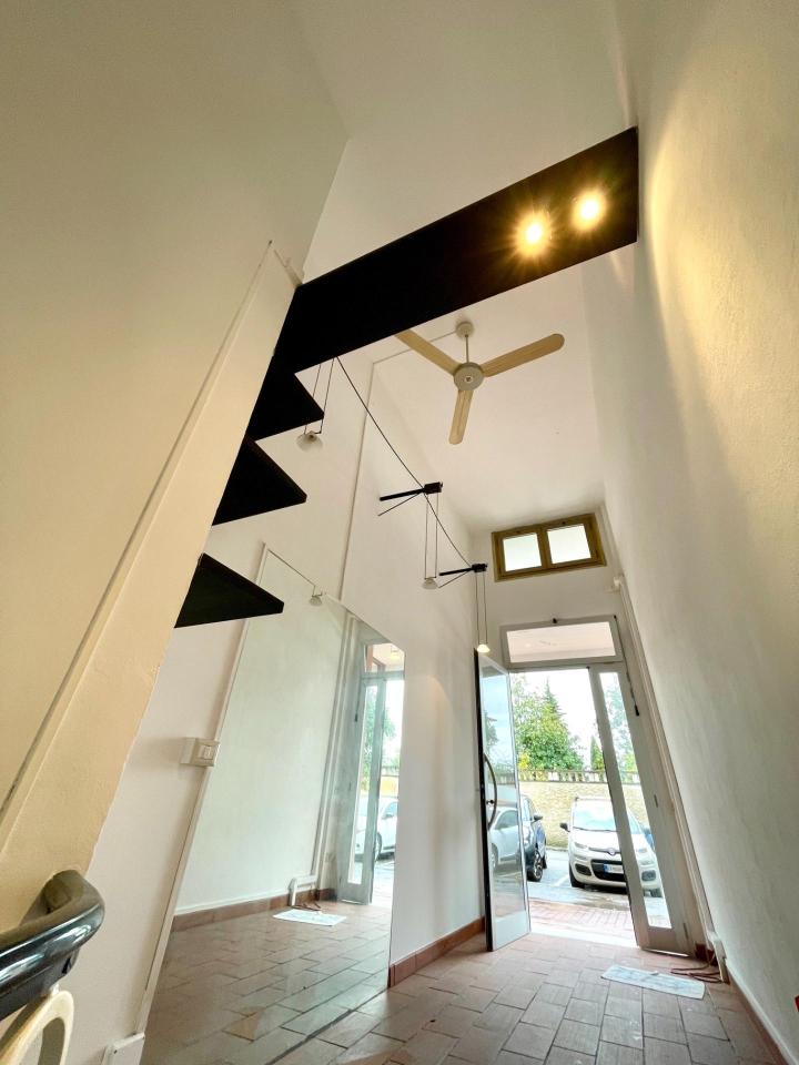 Locale commerciale in vendita a Massa