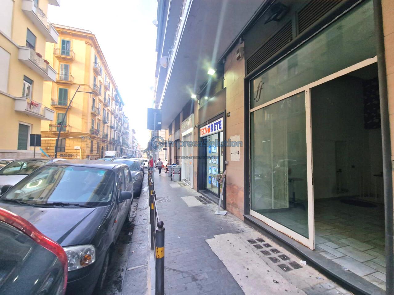 Negozio in affitto a Napoli