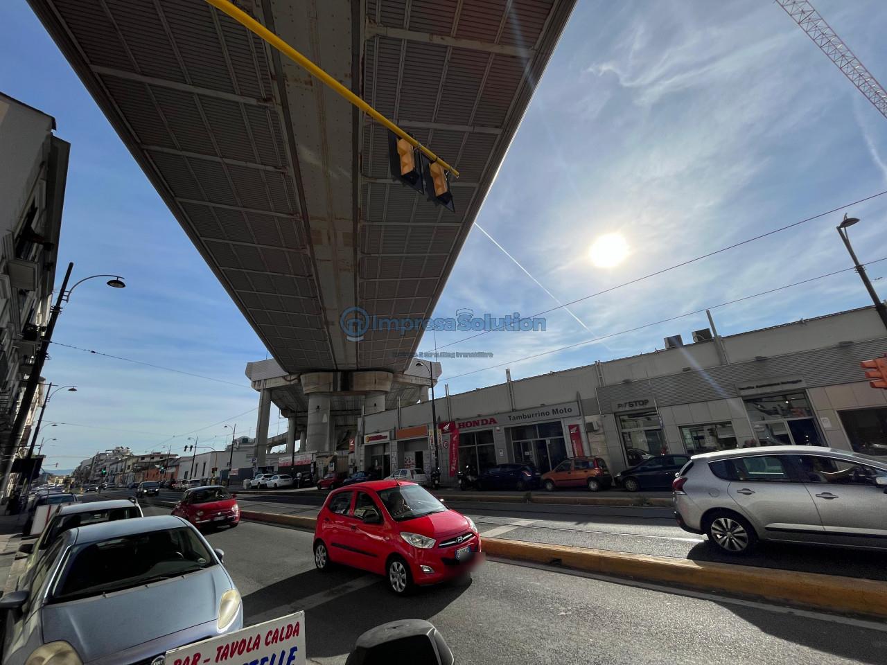 Negozio in affitto a Napoli