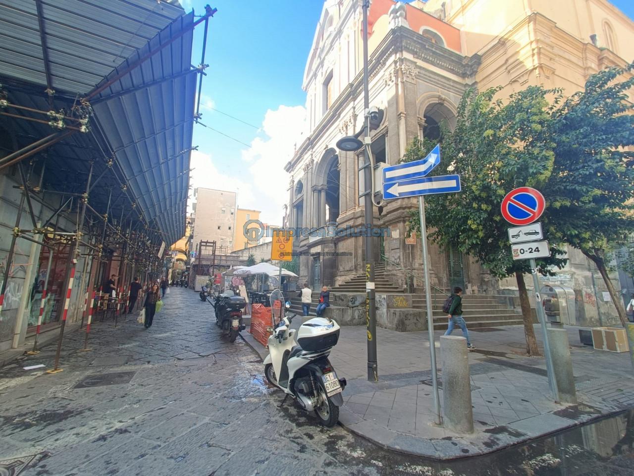 Negozio in affitto a Napoli