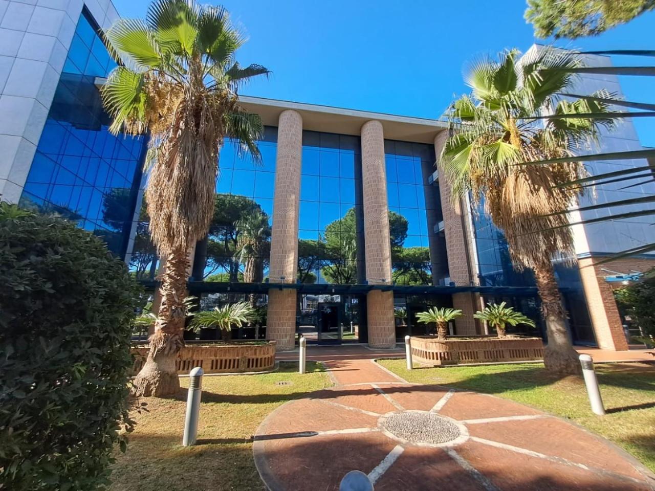 Locale commerciale in vendita a Massa