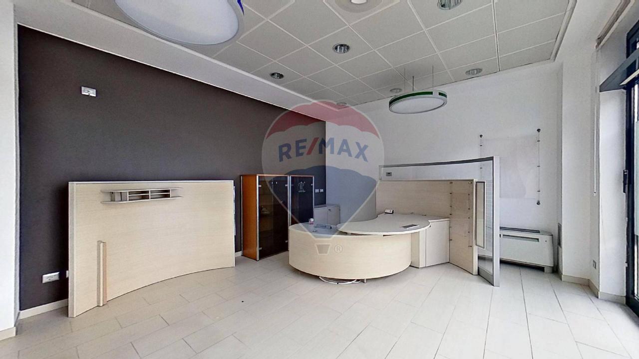 Negozio in affitto a Marnate