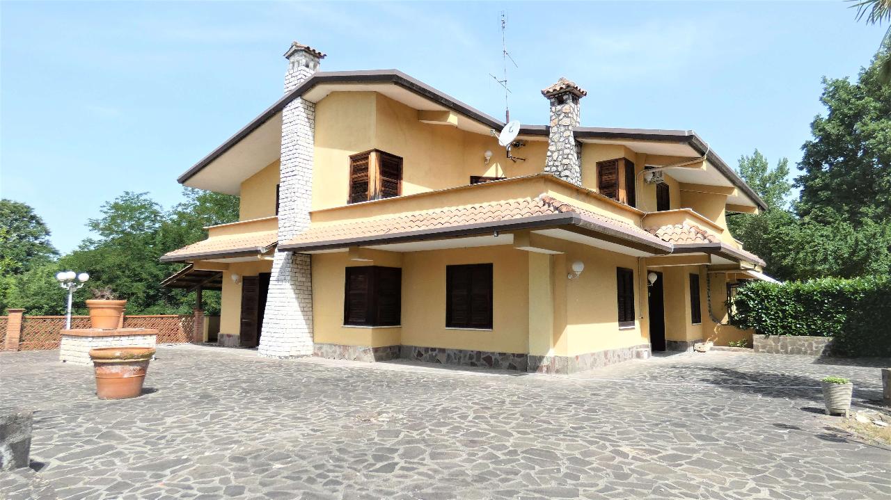 Villa bifamiliare in vendita a Frosinone