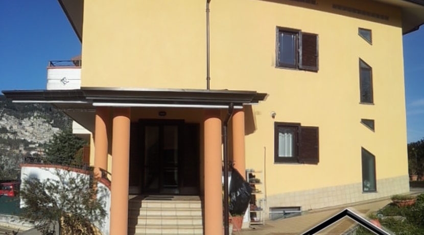 Villa bifamiliare in vendita a Pesche