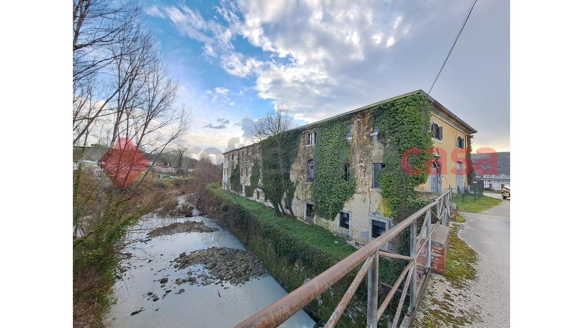 Palazzina commerciale in vendita a Isola Del Liri