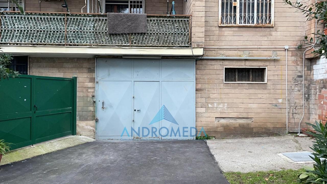Magazzino in vendita a Pozzuoli