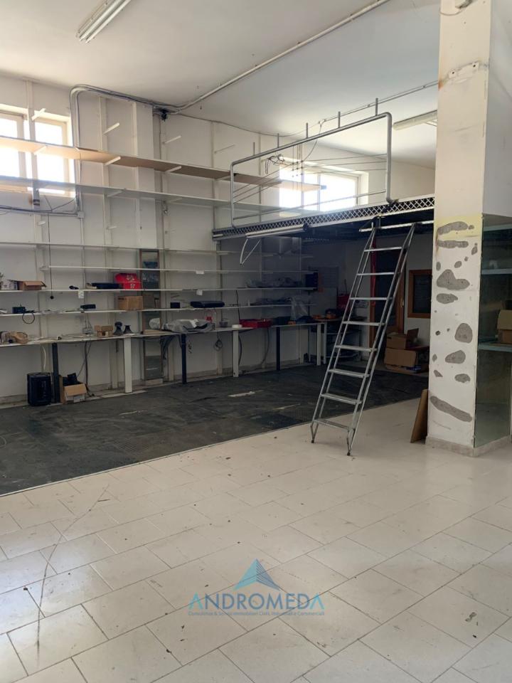 Negozio in affitto a Casoria