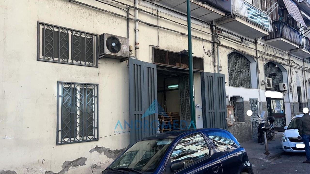 Palazzina commerciale in vendita a Napoli