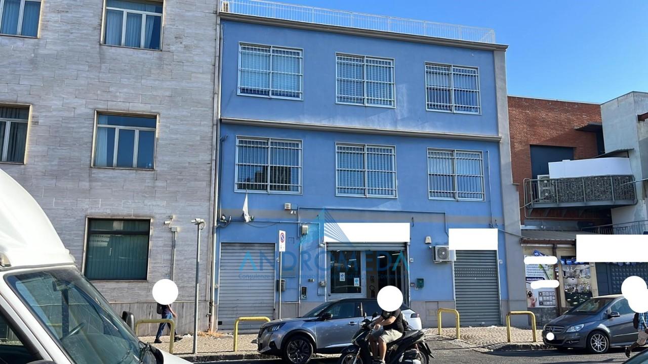 Palazzina commerciale in vendita a Napoli