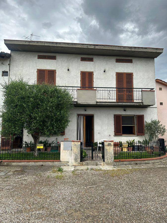 Casa indipendente in vendita a Campi Bisenzio