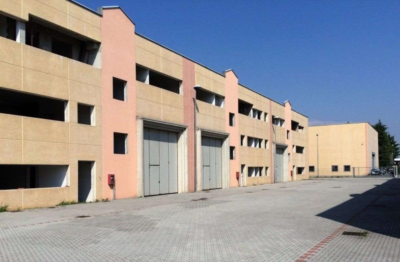 Capannone in vendita a Desio