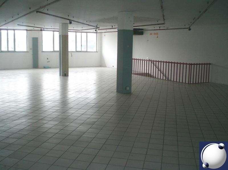 Negozio in vendita a Merone