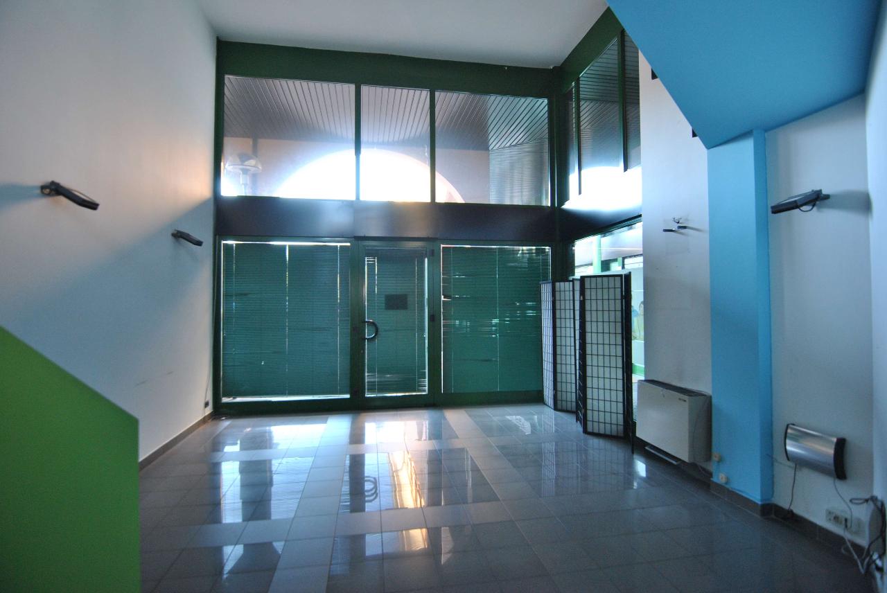 Negozio in vendita a Besana In Brianza