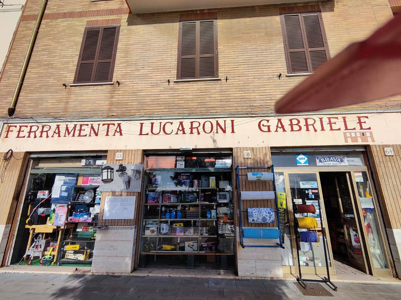 Esercizio commerciale in vendita a Fiumicino