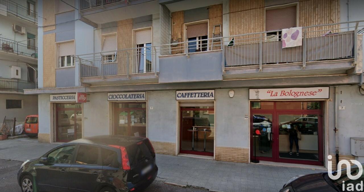 Esercizio commerciale in vendita a Falconara Marittima