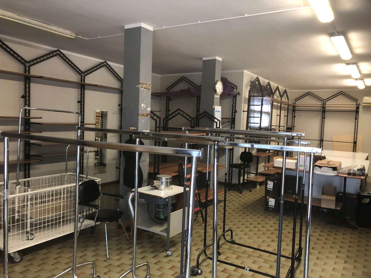 Palazzina commerciale in affitto a Carpi