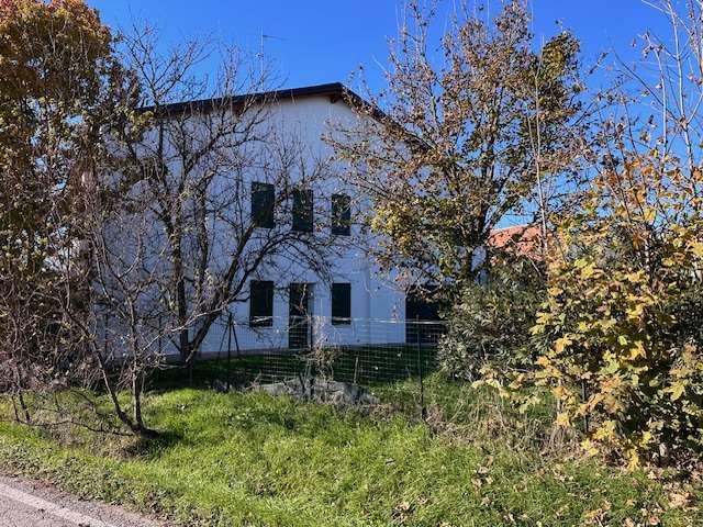 Villa bifamiliare in vendita a Mirandola