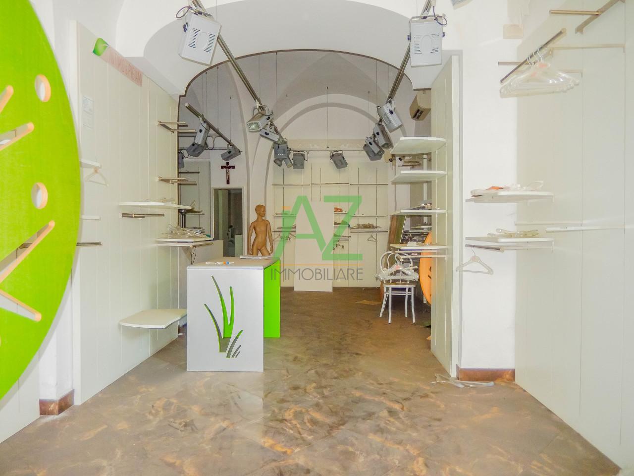 Palazzina commerciale in affitto a Acireale