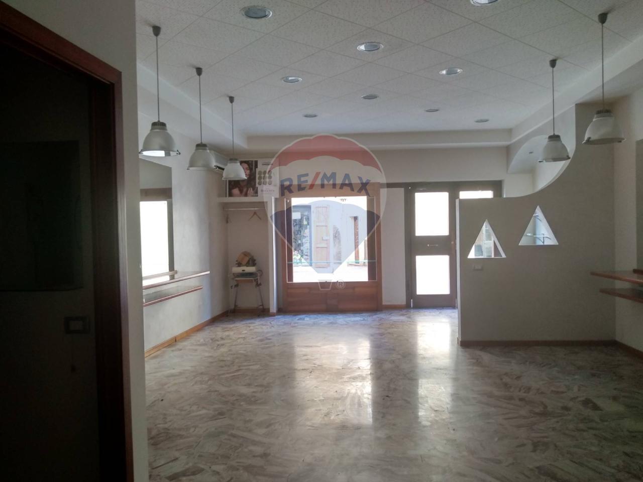 Negozio in affitto a Cannara