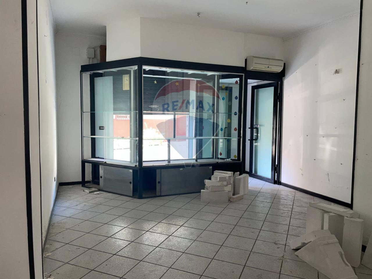 Negozio in vendita a Gravina Di Catania