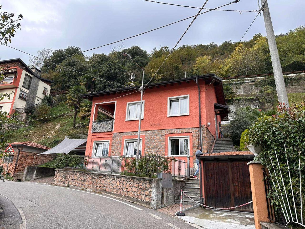 Villa bifamiliare in vendita a Brusimpiano