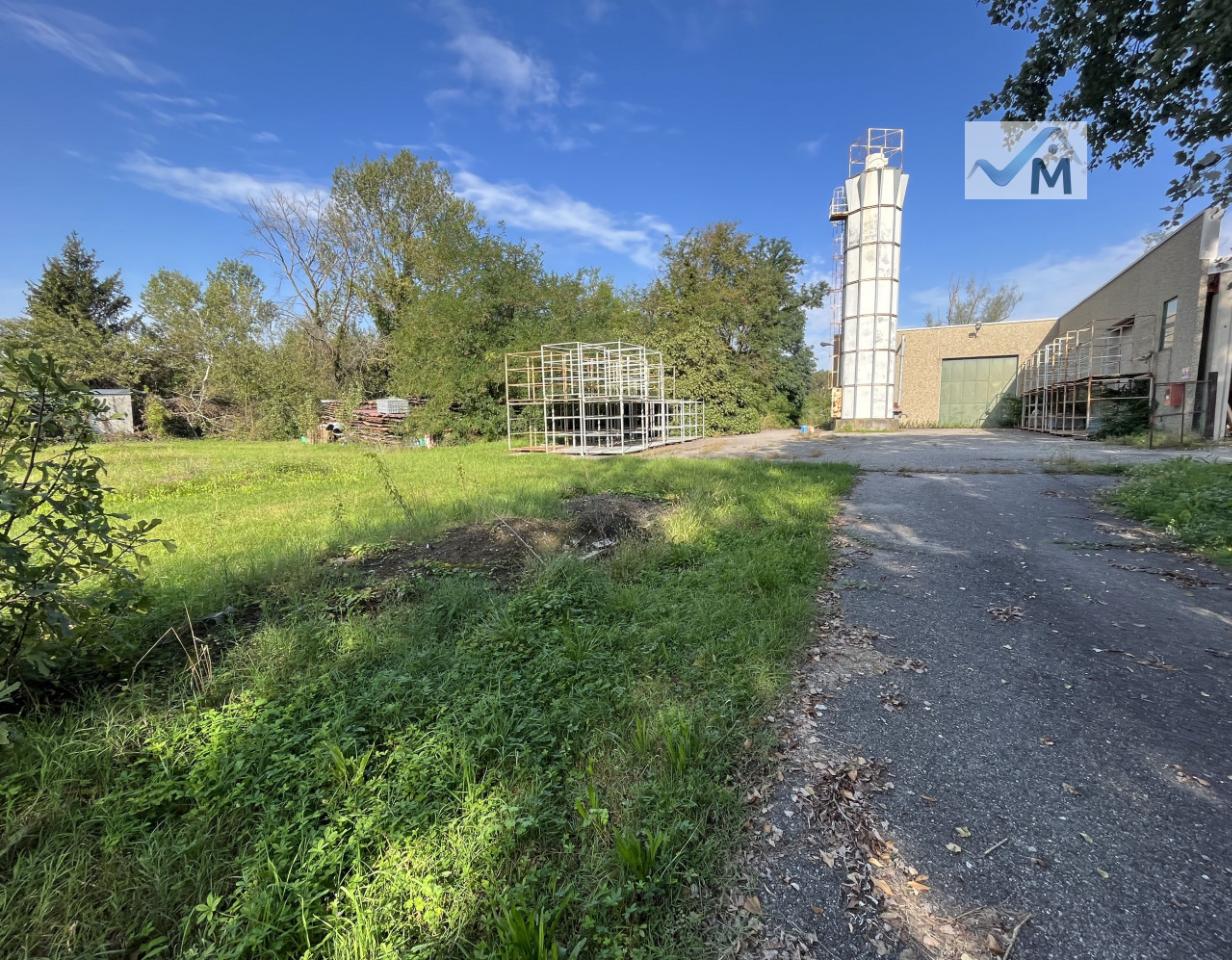 Capannone in vendita a Cogliate