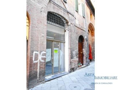 Locale commerciale in vendita a Siena