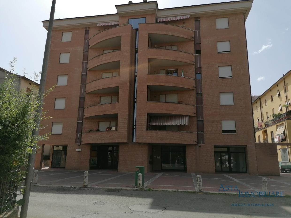 Locale commerciale in vendita a Poggibonsi