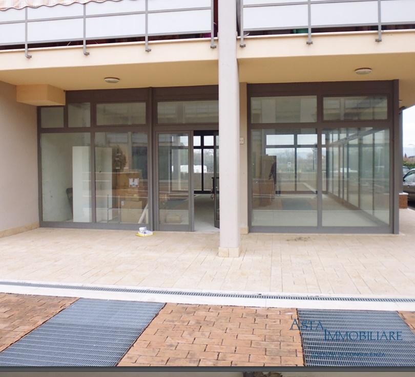 Palazzina commerciale in vendita a Arezzo