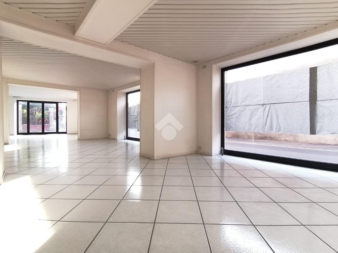 Negozio in vendita a San Giorgio Su Legnano