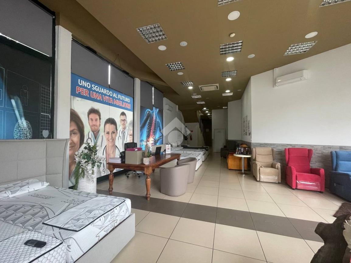 Negozio in affitto a Rescaldina