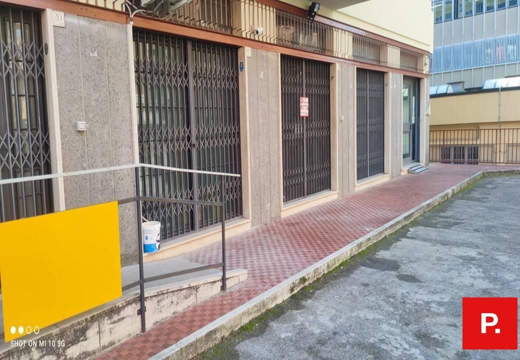 Locale commerciale in affitto a Caserta